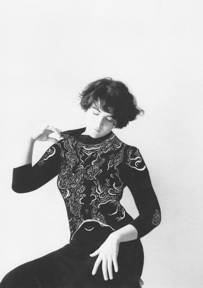 Solène Ballesta présente une série d'autoportraits Galerie Rachel Hardouin